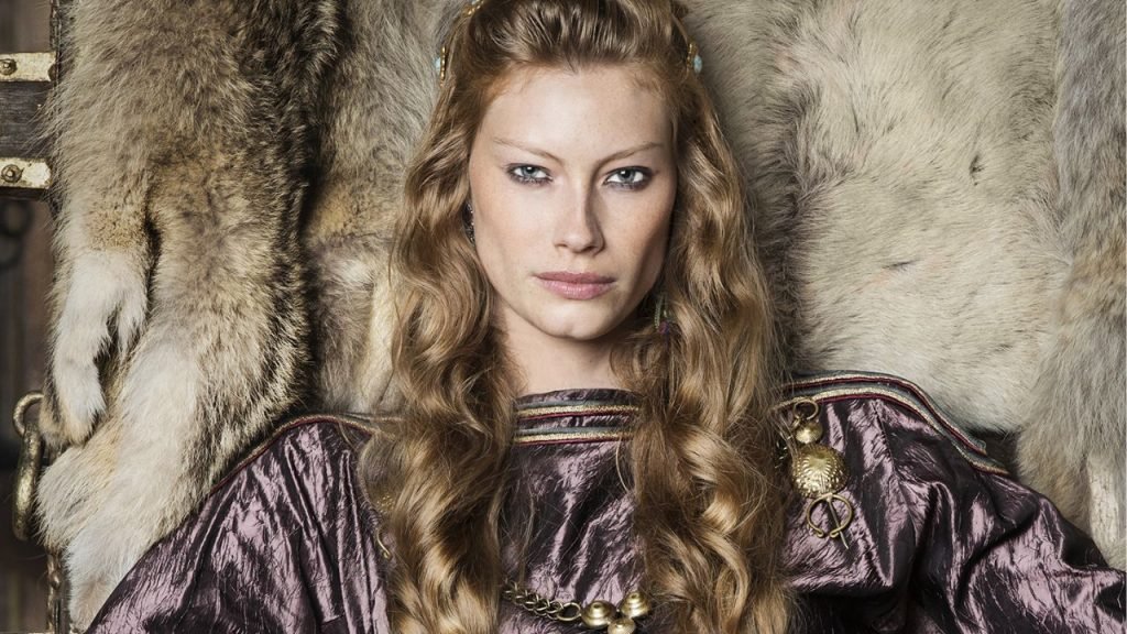 Alyssa Sutherland Biography: Age, Height, Birthday, Early Life, Career ...