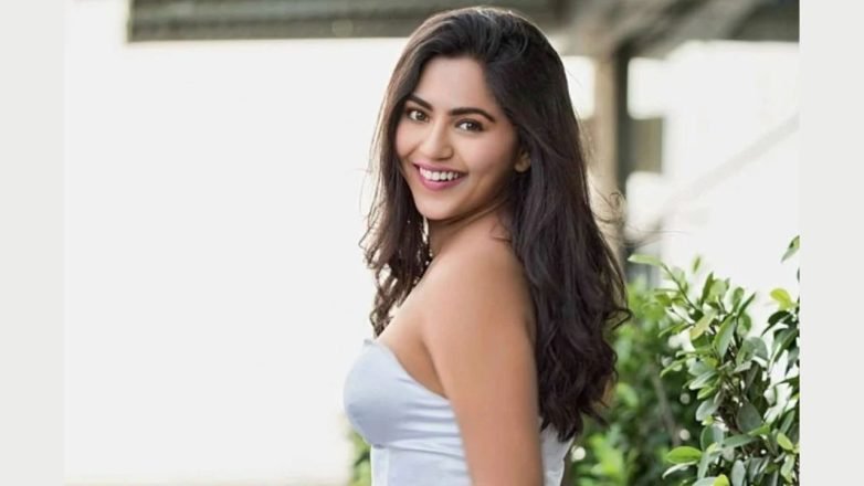 Mrunmayee Deshpande Biography: Birthday, Early Life, Career, Awards ...