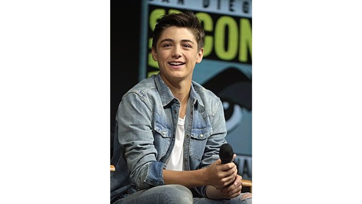 Asher Angel Biography: Age, Height, Birthday, Family, Net Worth ...