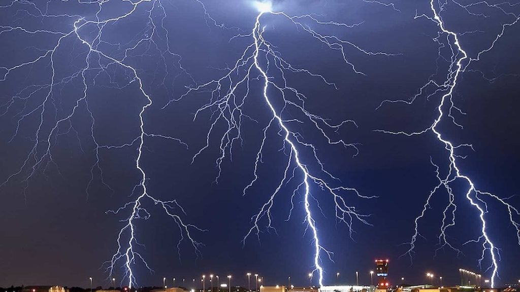 Static Electricity Day 2024: Date, history and 5 facts about static ...